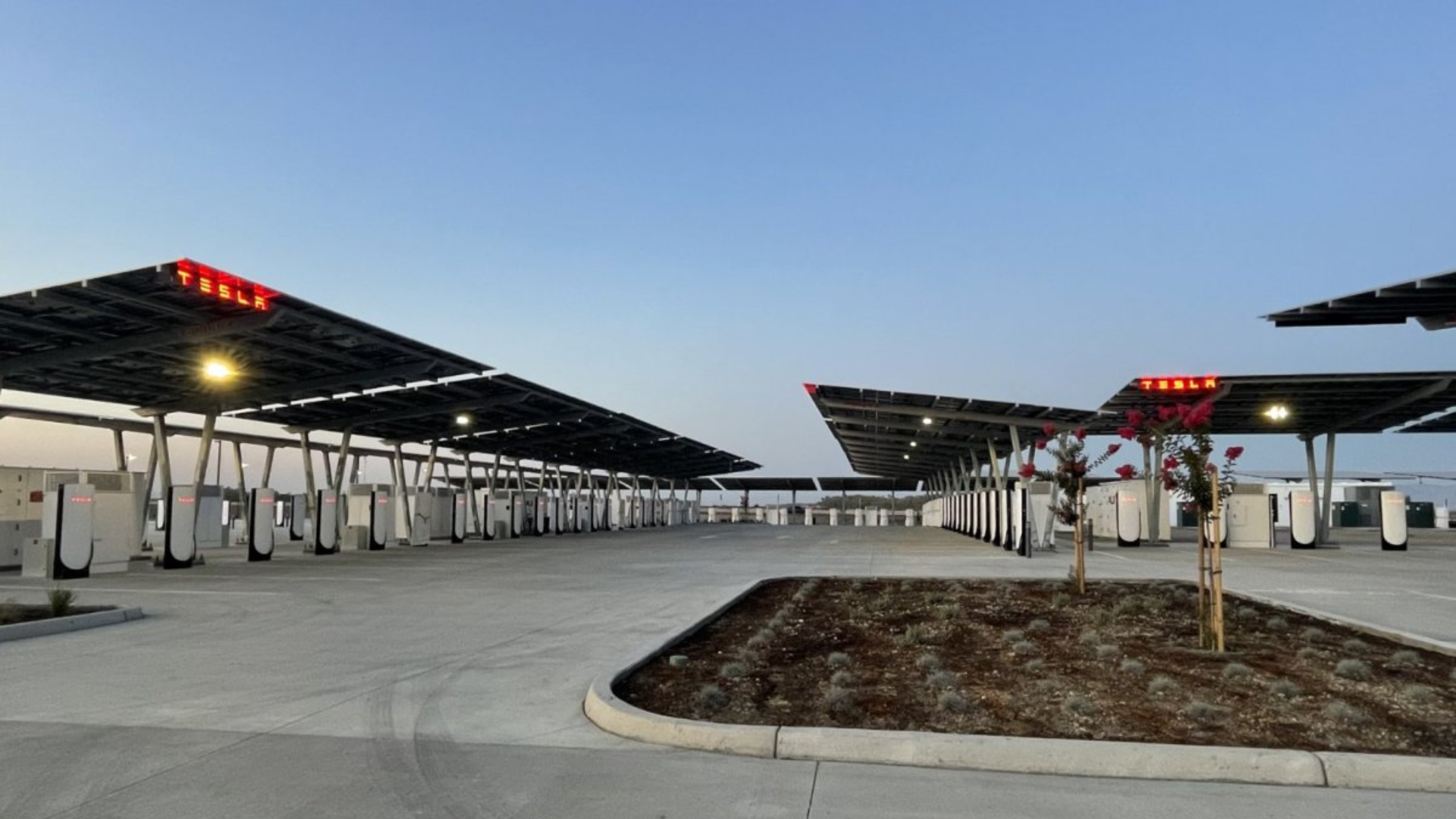 Tesla: Plus grand Superchargeur du monde : 168 bornes de recharge, 100% ...