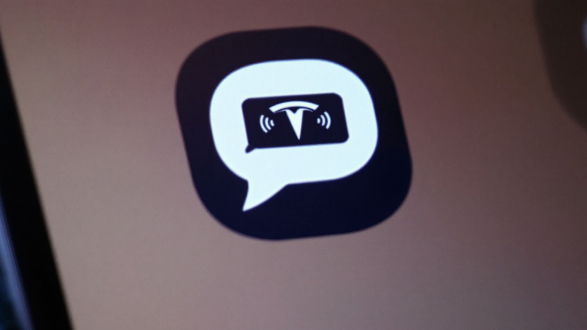 Tesla erweitert Sprachbefehle: Neue Funktionen im Holiday Update 2024 ...