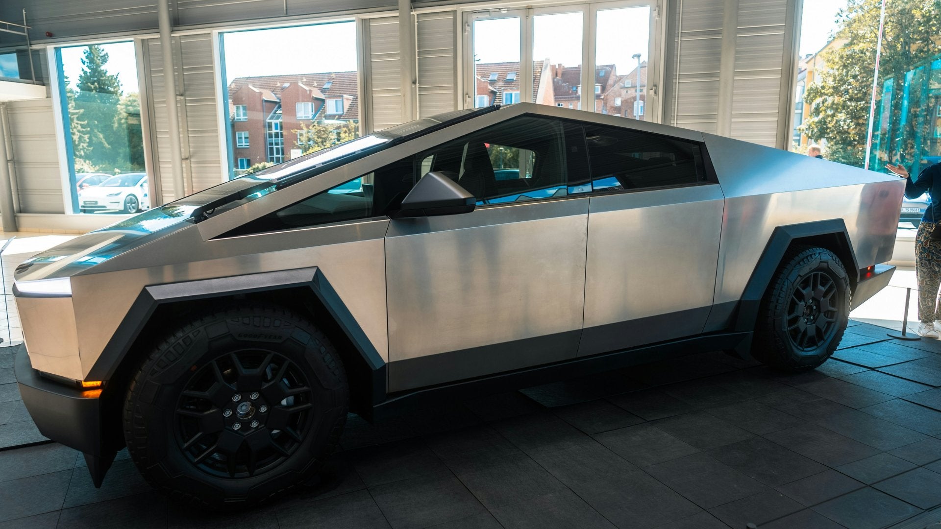 Tesla Cybertruck: le feu après l'accident a déclenché un débat sur la ...