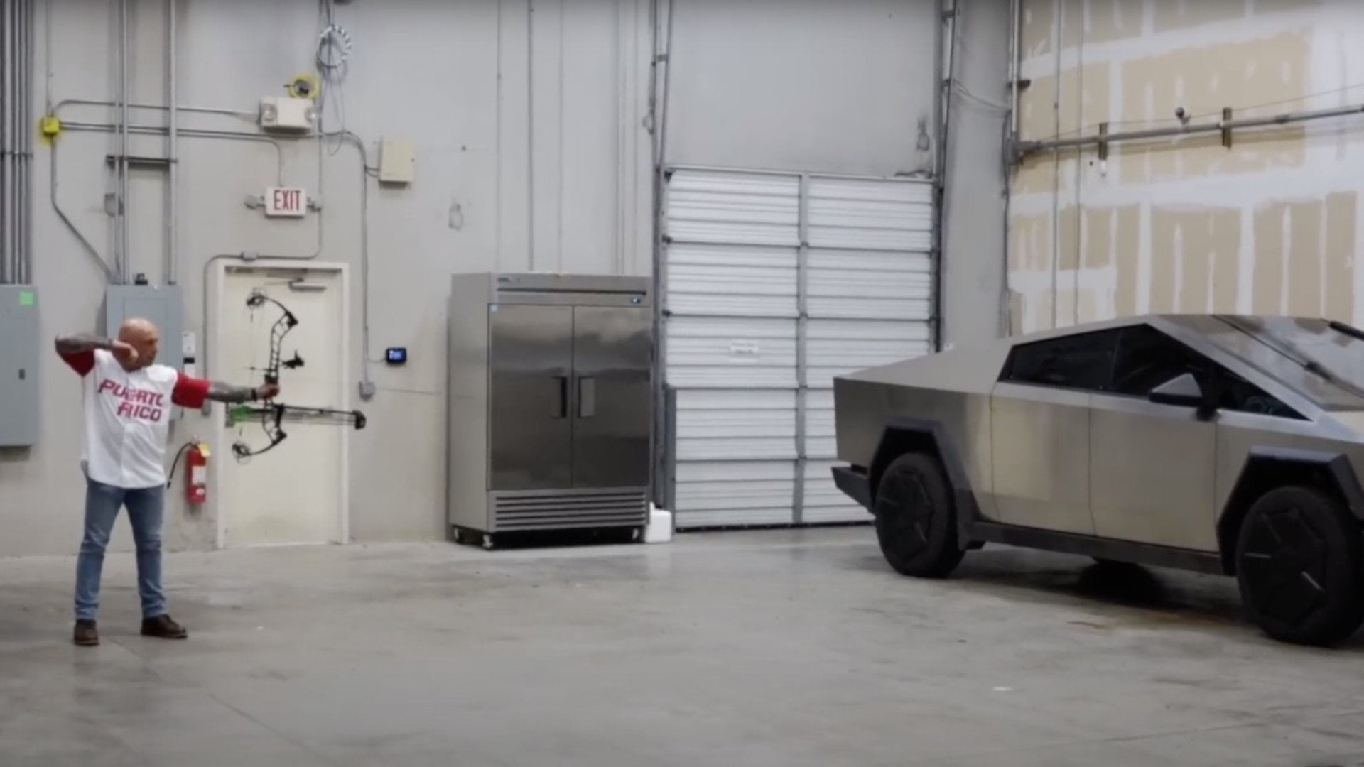 Tesla Cybertruck im Pfeiltest: Elon Musk enthüllt kugelsichere Panzeru ...