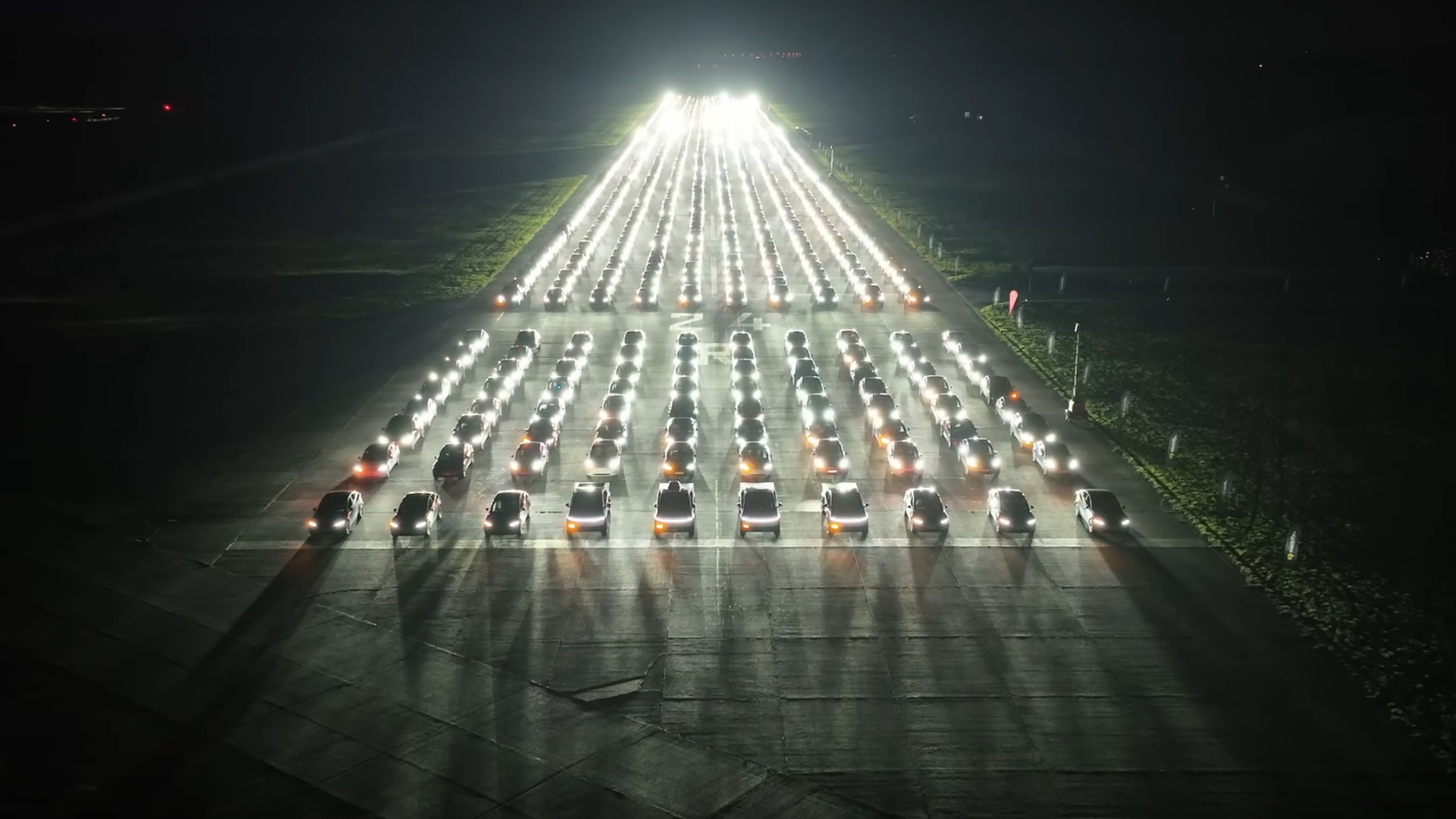 Tesla Lysshow: over 1100 kjøretøy synkroniserer lysene sine – Shop4Tesla